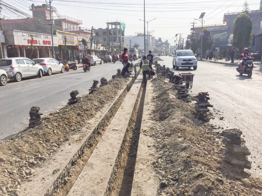 रुप फेर्ने नाममा थप अस्तव्यस्त बन्दै पोखराको न्यूरोड – Dcnepal