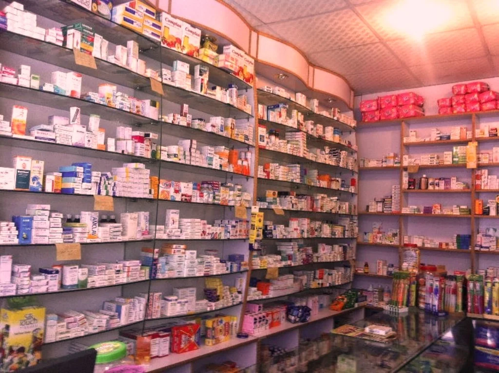 दमौलीका अधिकांश औषधि पसलमा अनधिकृत व्यक्ति – Dcnepal